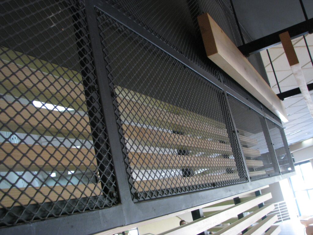 "Quadra 20x15 mm mesh" in interior of restaurant - Metal tehnologija