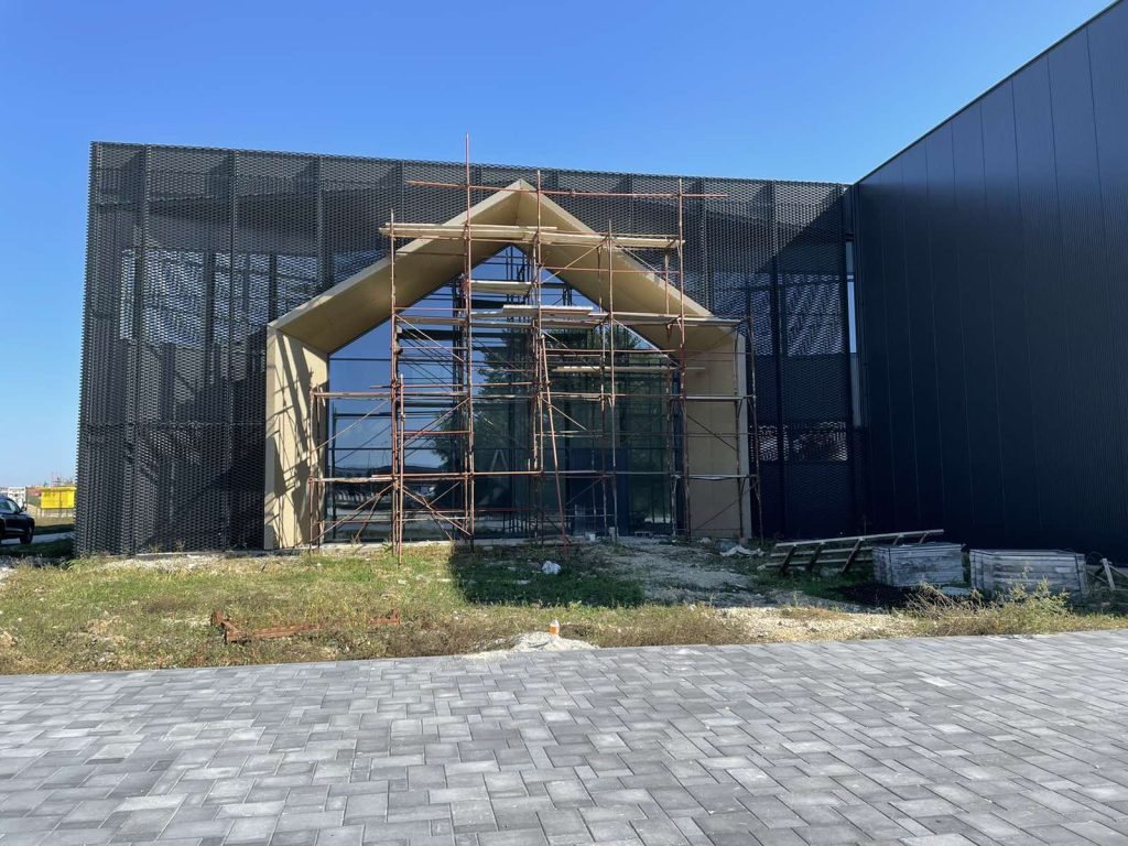 "Broadway mesh" on facade of Animo furniture - Metal tehnologija