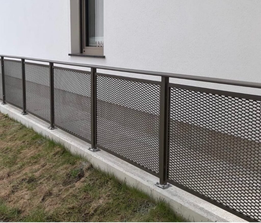"Romboidal mesh" on fences of private home - Metal tehnologija