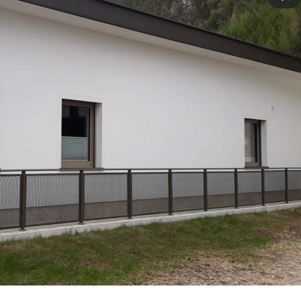 "Romboidal mesh" on fences of private home - Metal tehnologija