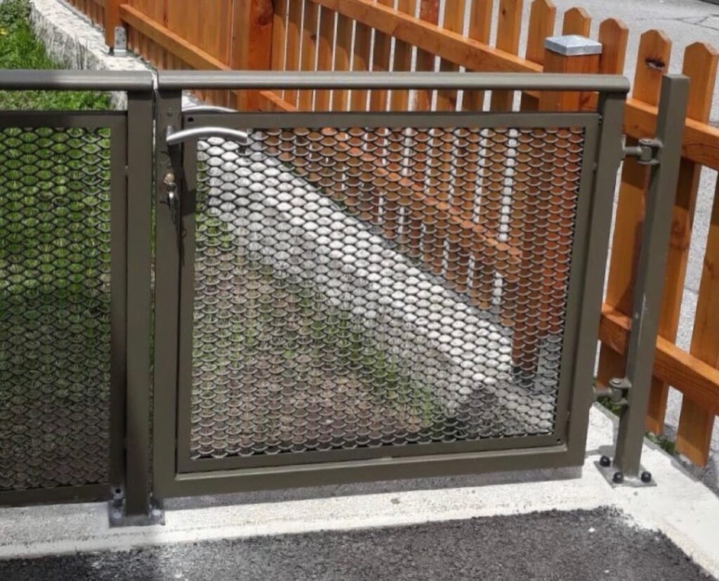 "Romboidal mesh" on fences of private home - Metal tehnologija