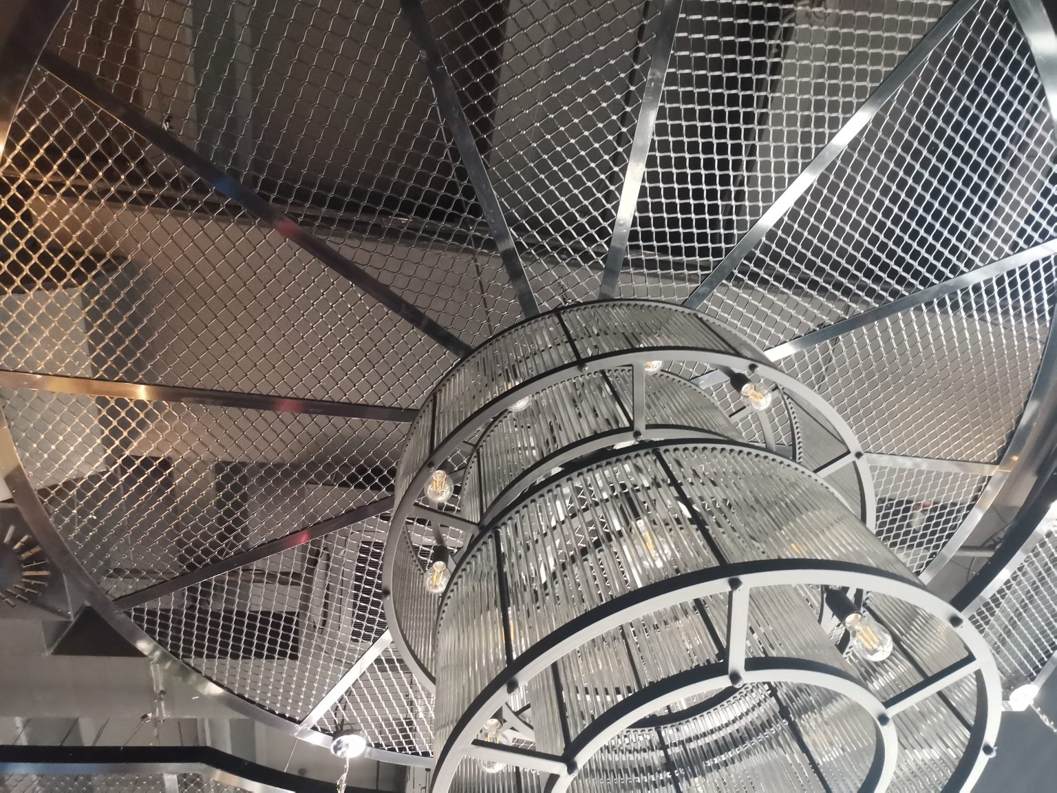 "Expanded metal mesh" on the ceilings - Metal tehnologija