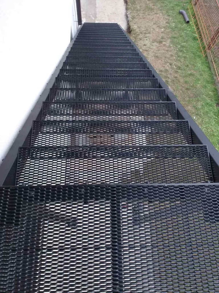 "Expanded metal mesh" on the stairs - Metal tehnologija